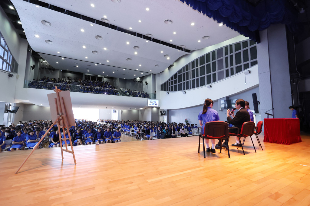 Bidding Farewell to Mr Kwan | Ying Wa Girls' School